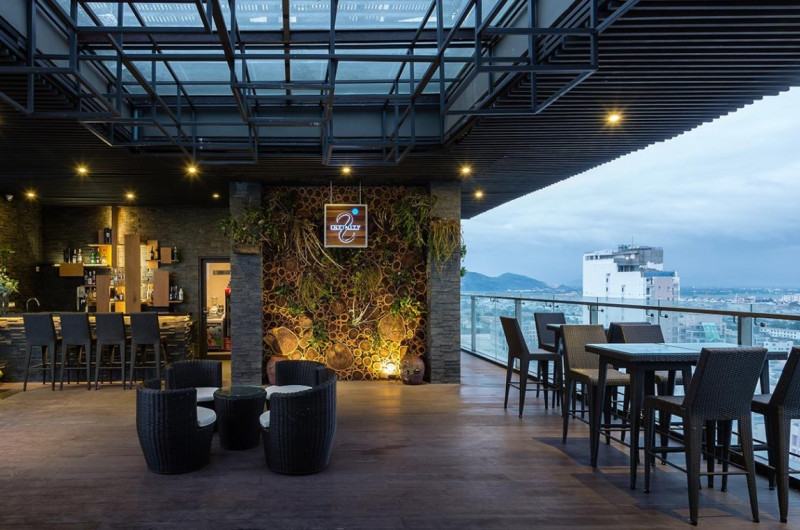 INFINITY ROOF TOP BAR ở Alana Nha Trang Beach Hotel | Travelmart.vn